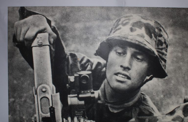 Deux soldats de la Waffen SS recharge une mitrailleuse MG34 - Military ...