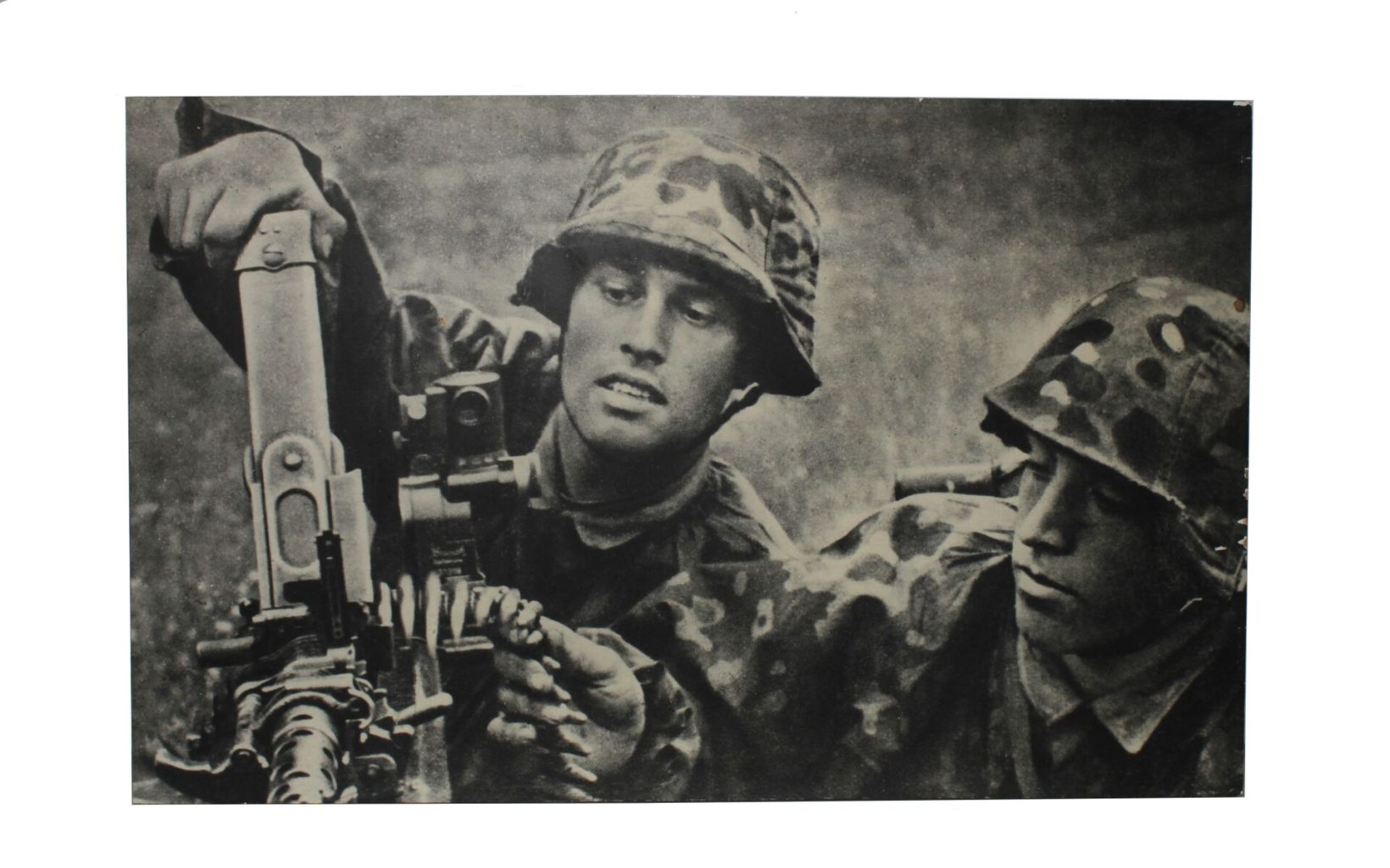Deux soldats de la Waffen SS recharge une mitrailleuse MG34 - Military ...
